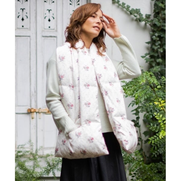 ローラ アシュレイ（LAURA ASHLEY）/【ミュラーダウン／起毛ポケット／ポケッタブル収納袋付き】メイジー スプリッグ柄 ダウンストール