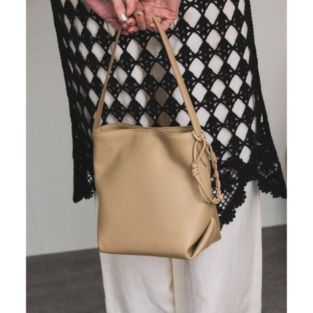 サロン アダム エ ロペ（SALON adam et rope’ ）/スプリットレザーミドルトートバッグ/バケットバッグ［WEB限定カラー/チャーム付き］