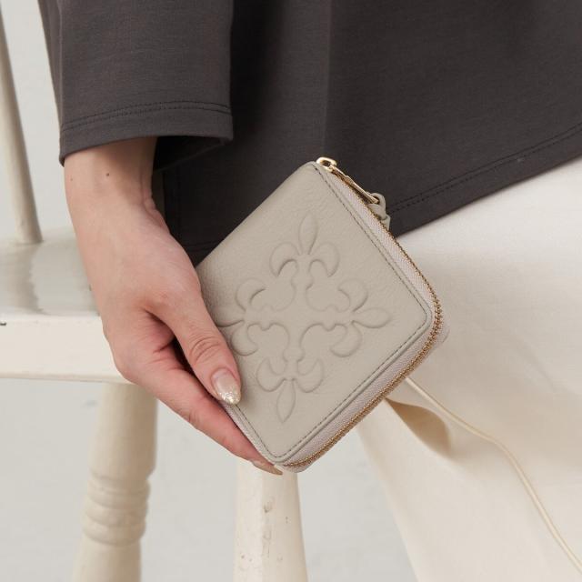 ラシット（russet）/エンボスモノグラムラウンドウォレット(SO−431)