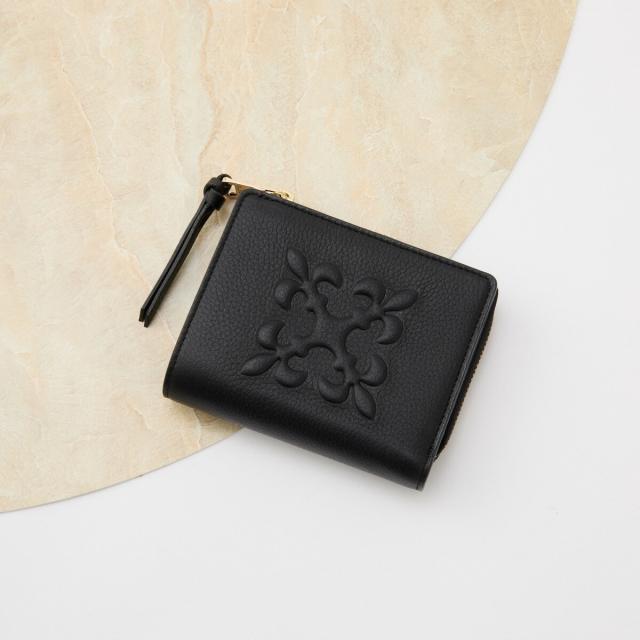 ラシット（russet）/エンボスモノグラムハーフウォレット(SO−437)