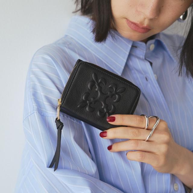 ラシット（russet）/エンボスモノグラム三つ折りウォレット(SO−433）