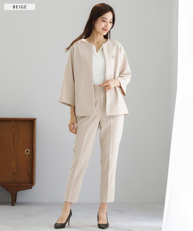 ホワイトジョーラ（WHITE JOOLA）/ダブルピケクロス・ノーカラーフレアージャケット＆美脚テーパードパンツ＆パール調ブローチ