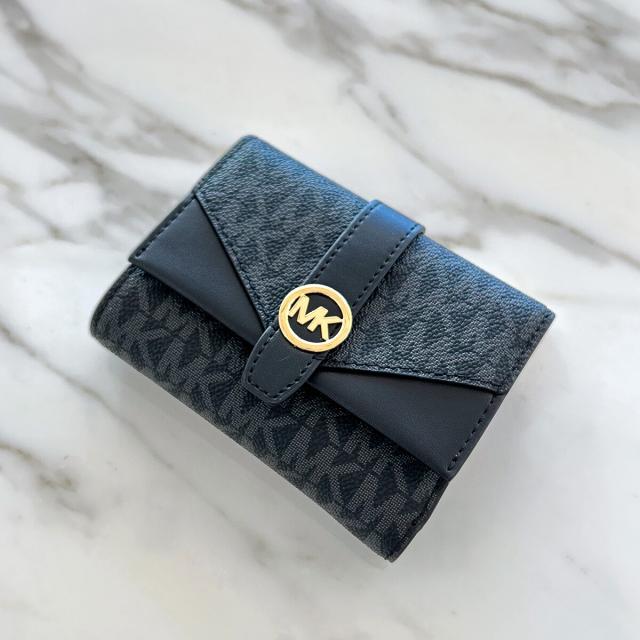 マイケル・コース（Michael Kors）/GREENWICH エンベロープ トライフォールド ウォレット ミディアム − MKシグネチャー