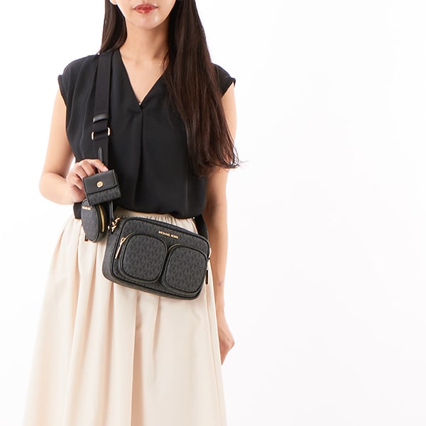 マイケル・コース（Michael Kors）/JET SET ITEM クロスボディ ウィズ テックアタッチ ミディアム − MKシグネチャー