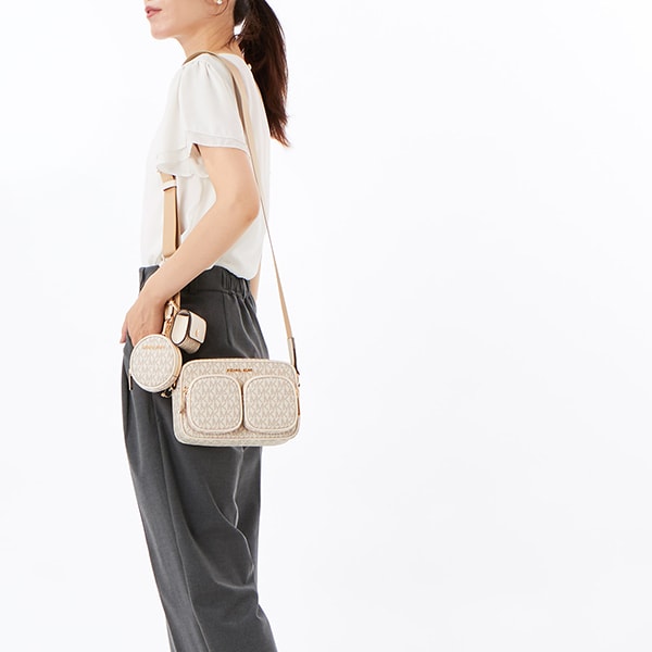 マイケル・コース（Michael Kors）/JET SET ITEM クロスボディ ウィズ テックアタッチ ミディアム − MKシグネチャー