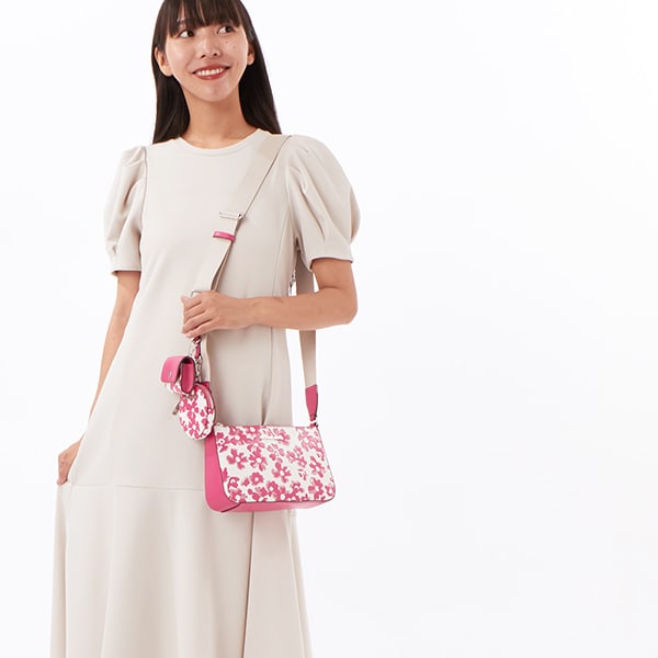 マイケル・コース（Michael Kors）/JET SET TRAVEL シークイン フローラルプリント クロスボディ ウィズ テックアタッチ