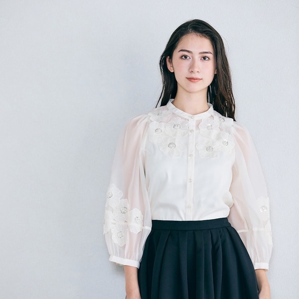 オーディア ミューズ（Audie a Muses）/フラワーモチーフ付きシアーブラウス