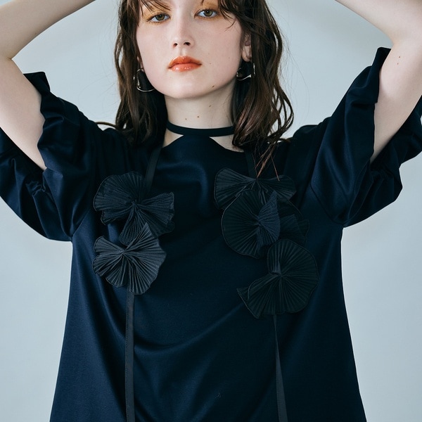 オーディア ミューズ（Audie a Muses）/フラワーモチーフヒモ付きカットソー