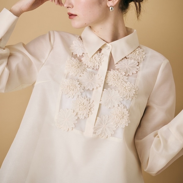 オーディア ミューズ（Audie a Muses）/立体フラワーモチーフ付きブラウス