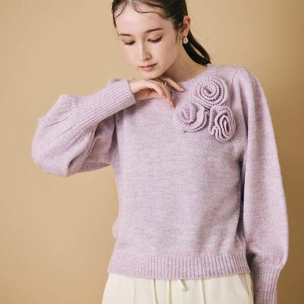 オーディア ミューズ（Audie a Muses）/フラワーコサージュ付きニットプルオーバー