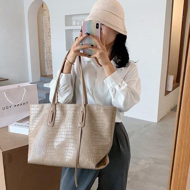 トートバッグ レディース 春夏 PU革バッグ かばん トートバッグ 手提げ袋 韓国風 A4対応 PC収納 ポーチ おしゃれ 肩掛けバッグ大容量 トートバッグ通勤通学