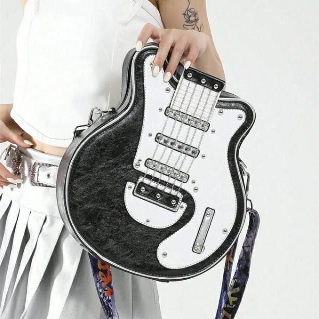 ガールズ用クリエイティブY2Kスタイル ビンテージギター型バッグ、ベースギター特徴デザイン ショルダーバッグ、クロスボディバッグ、トレンディなチェーンとリベットデコレーション、カラーブロック ワイドショルダーストラップ ユニセックスバッグ、ストリートファッション