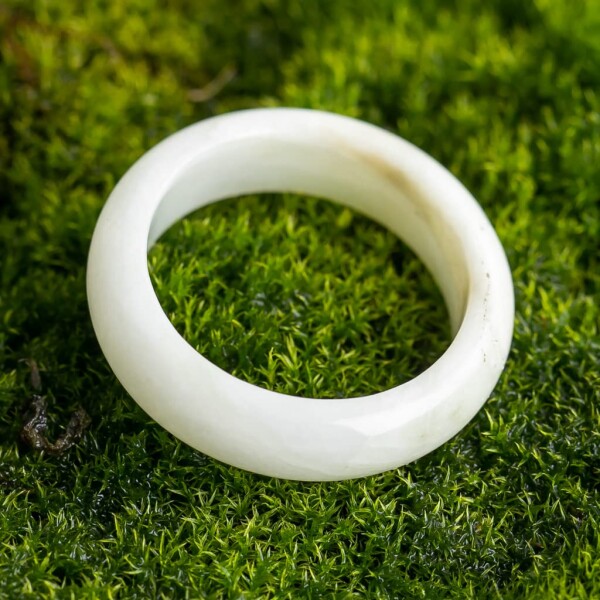 24号 糸魚川天然翡翠 くりぬき指輪 白色 日本国石 縄文のパワーストーンYB0373 24号 糸魚川天然翡翠 くりぬき指輪 白色 日本国石 縄文の