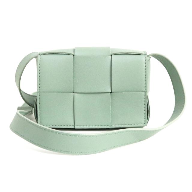 （新品・未使用品）ボッテガヴェネタ BOTTEGA VENETA カセット キャンディ ミニ クロスボディ ポーチ ショルダーバッグ 斜め掛け ラムスキン レザー NEW SAUGE ニューセージ 緑 ゴールド金具 667048