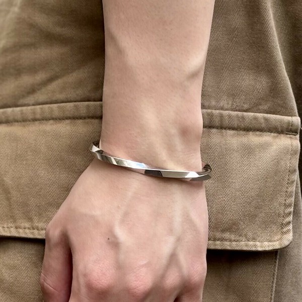 バングル レディース メンズ 真鍮 シルバー おしゃれ 細め ねじり ねじり ひねり ツイスト アクセサリー かっこいい かわいい 可愛い 2025 春 春夏 夏の通販はau PAY ...