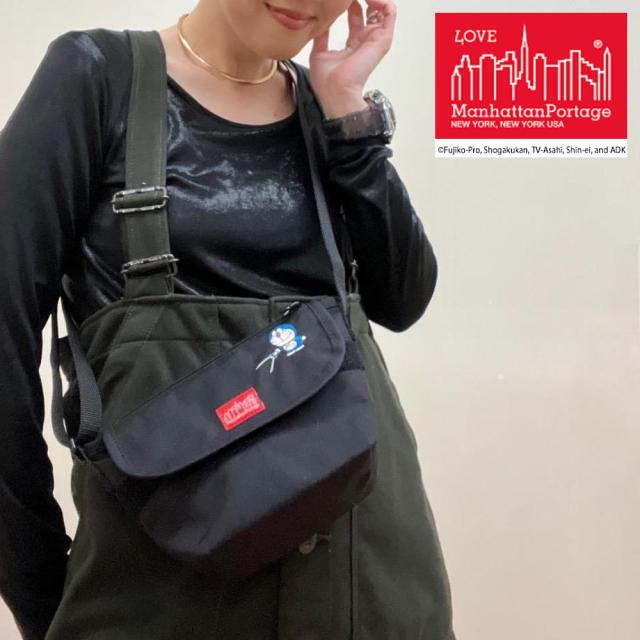 マンハッタンポーテージ Manhattan Portage ナイロン メッセンジャー バッグ (XXXS) フラップ ジッパー ポケット ドラえもん 24 Nylon Messenger Bag (XXXS) Flap Zipper Pocket Doraemon 24 ブラック 1602-FZP-DORA-24 BLK
