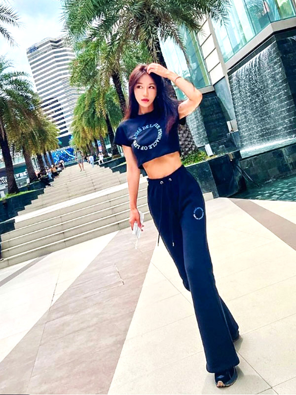 【在庫処分】ACME DE LA VIE ADLV アクメドラビ LISA スウェット パンツ レディース フレアパンツ ブラック CIRCLE LOGO ARTWORK BOOTS CUT TRAINING PANTS BLACKPINK ADLV-12