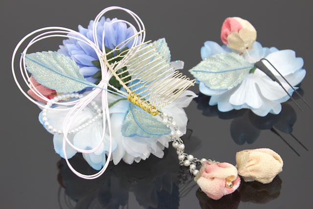 成人式 髪飾り 成人式の髪飾り ２点セット 卒業式 振袖 浴衣 はかま 花 フラワー 青 ラメ パールビーズ 和柄 ブラ飾り ふりそで ゆかた 髪留め 髪かざり ヘアアクセサリー 和装 成人式 髪飾り 成人式の髪飾り 2点セット 卒業式 振袖 浴衣 はかま 花