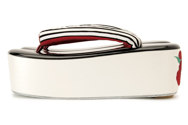 成人式 草履 レディース 厚底 黒 ブラック 白 オフホワイト 縞 ストライプ 椿 つばき 花 刺繍 ヒール草履 振袖向け 卒業式向け ぞうり ゾウリ 女性用 【フリーサイズ】 成人式 草履 レディース 厚底 黒 ブラック 白 オフホワイト 縞