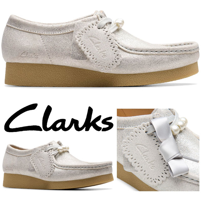 送料無料 モカシン レースアップ ローカット レディース AW 秋冬 新作 秋新作 冬新作 人気 流行 定番 2025 クラークス Clarks 26184610 ワラビー エヴォシューズ 本革 靴 クレープソール アンクルブーツ シルバー パール リボン