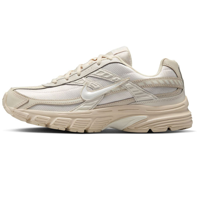 送料無料 スニーカー ローカット レディース AW 秋冬 新作 秋新作 冬新作 人気 流行 定番 2025 ナイキ NIKE 394053 103 ウィメンズ イニシエーター ライトオールウッドブラウン/セイル-ファントム 靴