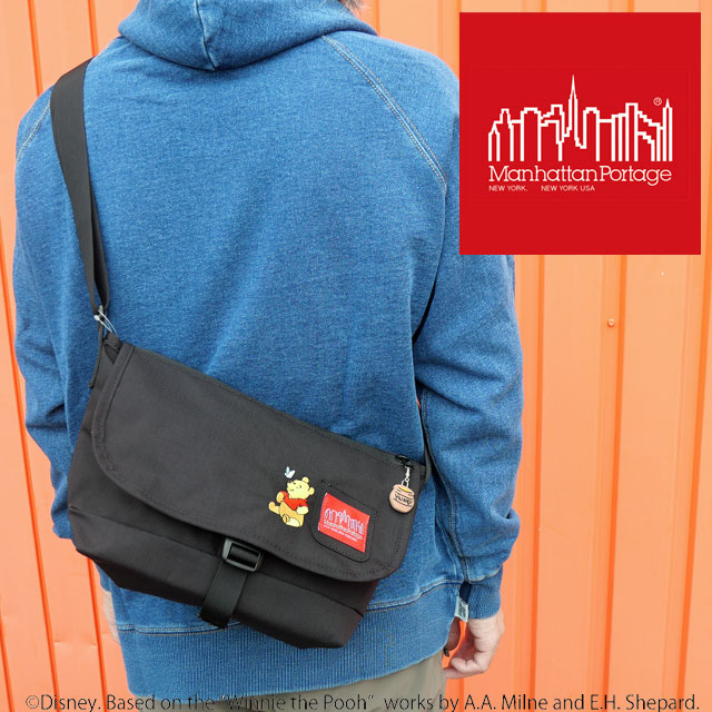 送料無料 ショルダーバッグ メッセンジャーバッグ メンズ レディース AW 人気 流行 定番 2025 マンハッタンポーテージ Manhattan Portage MP-1605-JR-S-FZP-500PH25 リミテッド 斜め掛け 肩掛け フラップ くまのプーさん 刺繍 通勤 通学 軽量 黒