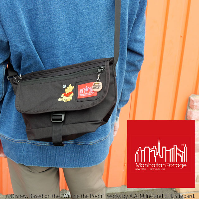 メール便送料無料 ショルダーバッグ メッセンジャーバッグ メンズ レディース AW 人気 流行 定番 2025 マンハッタンポーテージ Manhattan Portage MP-1603-FZP-500PH25 リミテッド 斜め掛け 肩掛け フラップ くまのプーさん 小さめ 通勤 通学 軽量 黒