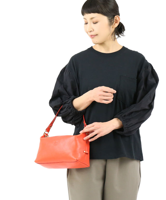 正規品イルビゾンテ ショルダーバッグ ハンドバッグ ポーチ レザーバッグ IL BISONTE 54202302110   送料無料     レディース 女性 誕生日プレゼント ギフト 新品