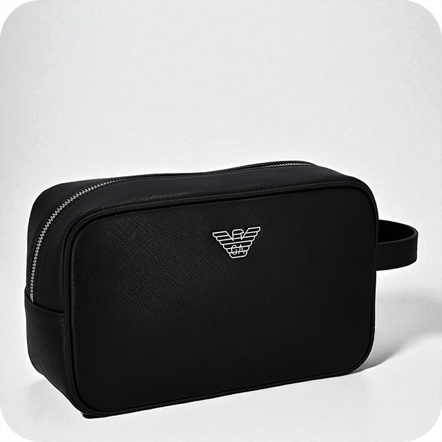 エンポリオ・アルマーニ セカンドバッグ メンズ ブランド EMPORIO ARMANI EM002829-AF13666 UC001 ブラック ビジネス 軽量 小さめ ミニバッグ ブランド 高級 おしゃれ プレゼント 男性 実用的 かっこいい