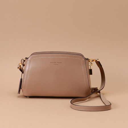 サマンサタバサ ショルダーバッグ トラペズミニヨン グレージュ Samantha Thavasa サマンサ タバサ ブランド 正規品 新品 ギフト プレゼント 人気 おすすめ 誕生日 記念日 クリスマス 送料無料 ラッピング無料