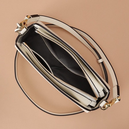 サマンサタバサ ショルダーバッグ トラペズミニヨン オフホワイト Samantha Thavasa サマンサ タバサ ブランド 正規品 新品 ギフト プレゼント 人気 おすすめ 誕生日 記念日 クリスマス 送料無料 ラッピング無料 サマンサタバサ ショルダーバッグ トラペズミニヨン オフホワイト