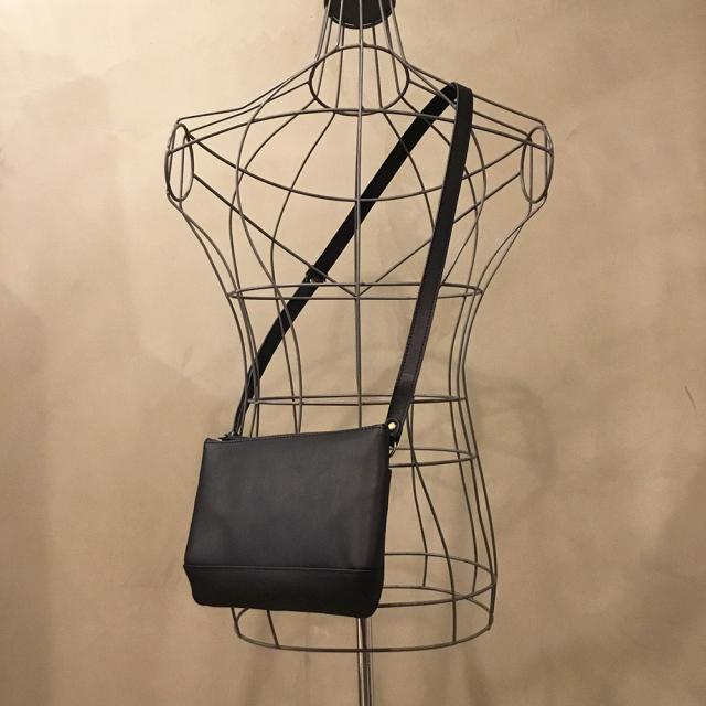 送料無料 【alto.】スマートショルダーバッグ／サコッシュ（Ｓ）AKEB-3102（ブラック）【ひょうご・神戸オンライン物産展】 / レザー 本革 牛革 お取り寄せ 通販 お土産 お祝い プレゼント ギフト おすすめ