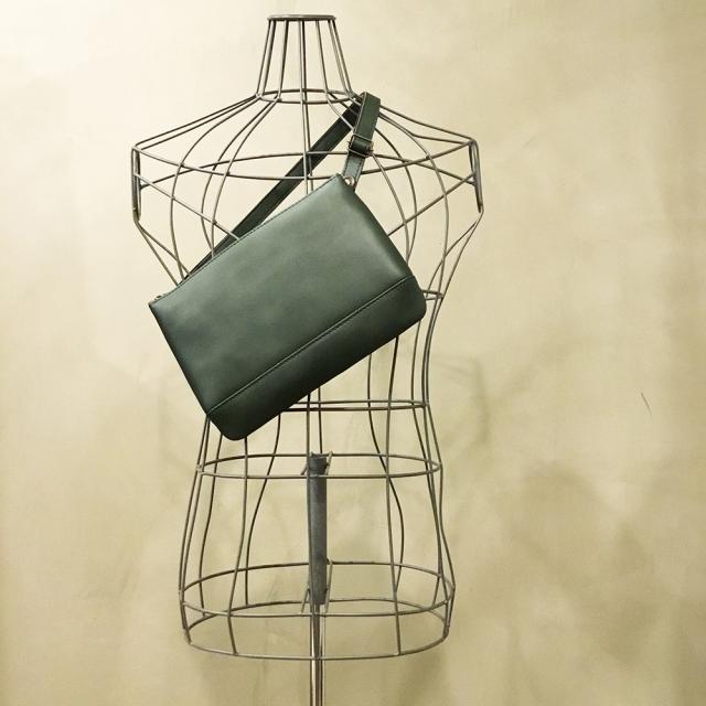 送料無料 【alto.】スマートショルダーバッグ／サコッシュ（Ｓ）AKEB-3102（グリーン）【ひょうご・神戸オンライン物産展】 / レザー 本革 牛革 お取り寄せ 通販 お土産 お祝い プレゼント ギフト おすすめ