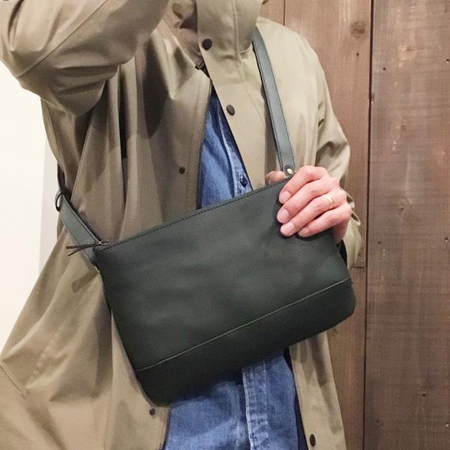 送料無料 【alto.】スマートショルダーバッグ／サコッシュ（Ｌ）AKEB-3103（ブラック）【ひょうご・神戸オンライン物産展】 / レザー 本革 牛革 お取り寄せ 通販 お土産 お祝い プレゼント ギフト おすすめ