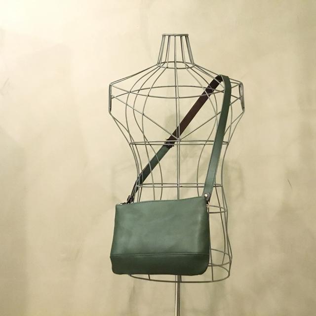 送料無料 【alto.】スマートショルダーバッグ／サコッシュ（Ｌ）AKEB-3103（グリーン）【ひょうご・神戸オンライン物産展】 / レザー 本革 牛革 お取り寄せ 通販 お土産 お祝い プレゼント ギフト おすすめ