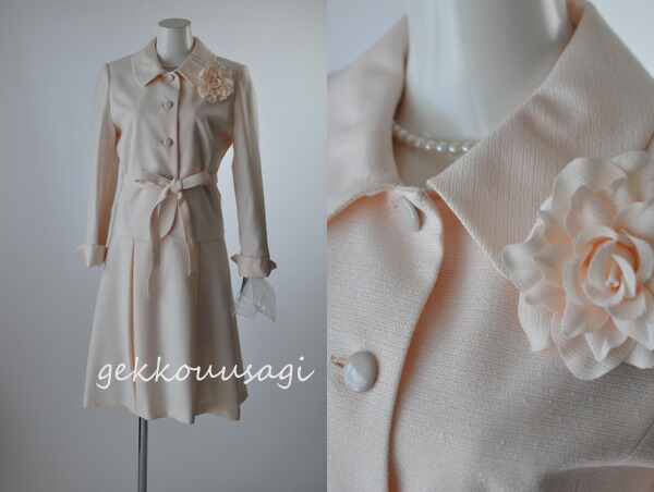 ワンピーススーツ 11号 春から着られる 清楚  コサージュ付きセット 入園式 入学式 同窓会 面接 お受験 20代 30代 40代 女子会 ママ 母親 セレモニースーツ ピーチピンク cos(AM6/SB2F3)1839007it