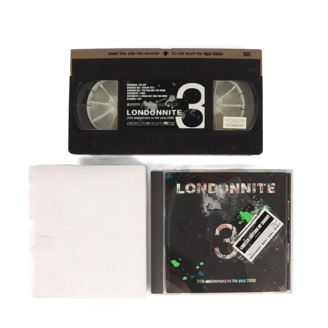 UNDERCOVER アンダーカバー Tシャツ / 00s 3000個限定 LONDON NITE 3 20周年記念 CD+VHSビデオテープ 圧縮Tシャツ セット (デッドストック) / ホワイト(Tシャツ) 白 / 00年代 アーカイブ アイテム / トップス カットソー 半袖【メンズ】【中古】【K4351】