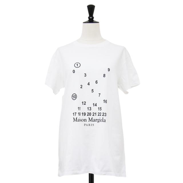 Maison Margiela メゾン マルジェラ Tシャツ ホワイト 白 サイズ:S | カレンダー ロゴ プリント クルーネック Tシャツ | コットン | イタリア製 | トップス カットソー 半袖 【レディース】【中古】【K4561】