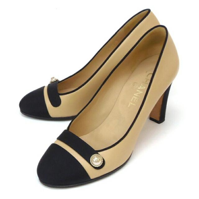 CHANEL ラウンドトゥパンプス グログラン フェイクパールボタン ココマーク ベージュ×黒 ﾚｻﾞｰ 37・1/2 【中古】(60091)