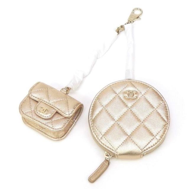 シャネル CHANEL ケース＆AirPodsケース 2024イヤーズギフト ココマーク ゴールド(67220)