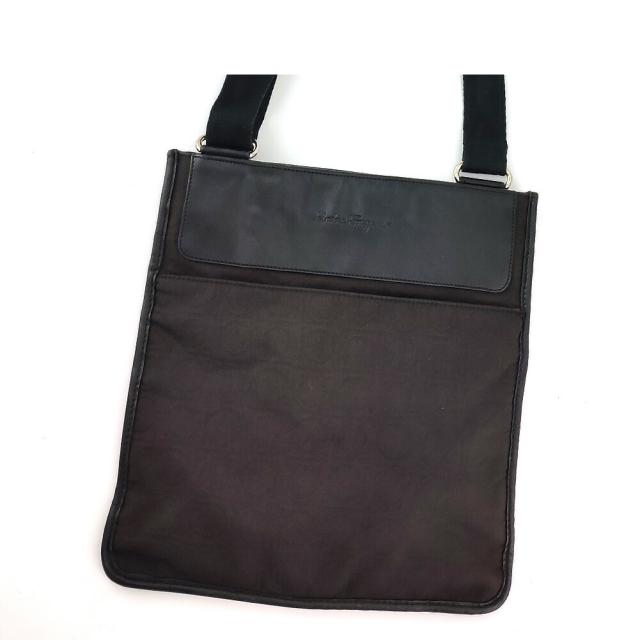 【BIGお買い物ラリー★30%OFFセール中】サルヴァトーレフェラガモ Salvatore Ferragamo ショルダーバッグガンチーニ柄 ブラック シルバー レディース 中古