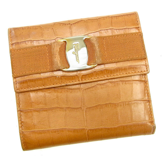 【BIGお買い物ラリー★30%OFFセール中】サルヴァトーレフェラガモ Salvatore Ferragamo 三つ折り財布ヴァラ金具 クロコダイル調 キャメル×ゴールド レディース 中古
