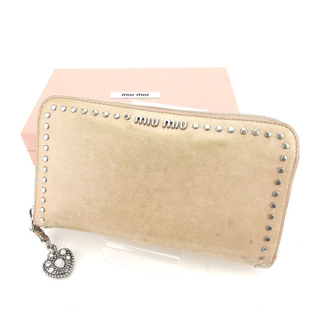【BIGお買い物ラリー★30%OFFセール中】ミュウミュウ MIUMIU 長財布スタッズ ハートチャーム付き ピンクベージュ×シルバー レディース 中古