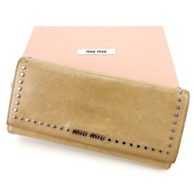 【BIGお買い物ラリー★30%OFFセール中】ミュウミュウ MIUMIU 長財布スタッズ ハートチャーム付き ベージュ×シルバー レディース 中古
