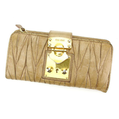 【BIGお買い物ラリー★30%OFFセール中】ミュウミュウ MIUMIU 長財布マトラッセ ロゴプレート付き ベージュ×ゴールド レディース 中古