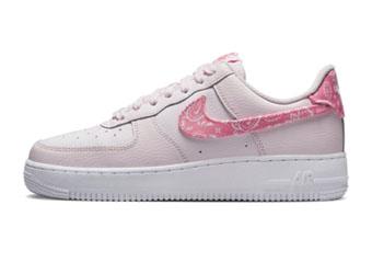 バスケットシューズ バッシュ スニーカー   ナイキ Nike WMNS AIR FORCE 1 Pink Paisley W