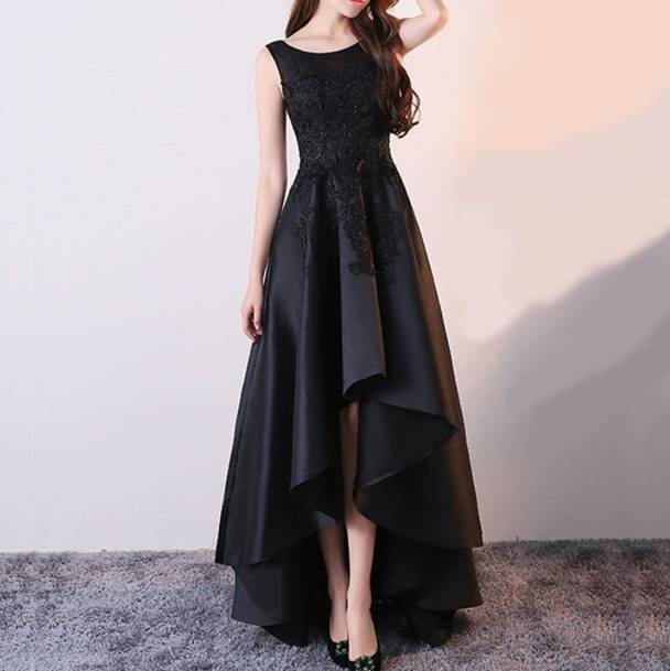 パーティドレス 二次会 お呼ばれ 謝恩会 演奏会 花嫁 前撮り 黒 赤 大きいサイズ ゆったり大きいサイズ ひざ丈 ミモレ丈 刺繍 着痩せ 個性的 フィッシュテール 花柄 レース 20代 30代 春 夏 フォーマル エレガント フレア ビジュー グレー フリル  結婚式 女子会