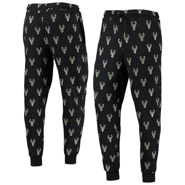 ワイルドコレクティブ メンズ スウェットパンツ ジョガーパンツ Milwaukee Bucks The Wild Collective Allover Logo Jogger Pants - Black
