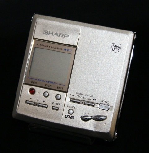 SHARP　シャープ　MD-MT831-S　シルバー　ポータブルMDレコーダー　（小型M(中古品)