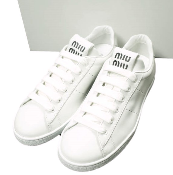 新品 MIU MIU ミュウミュウ イタリア製 ロゴプリント レザーローカットスニーカー 2024年モデル DNC120 40(25-26cm) WHITE シューズ